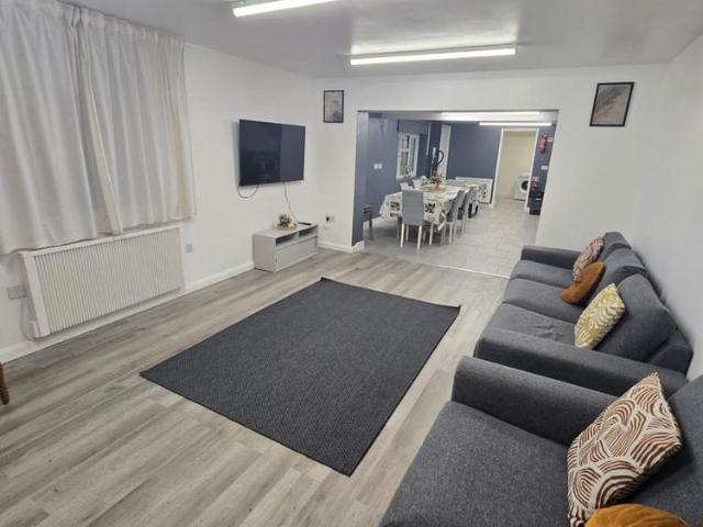 9 bedroom detached bungalow to rent