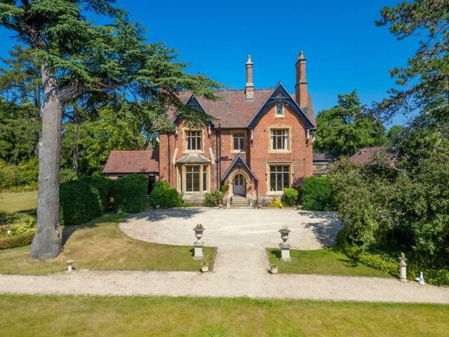 9 Bedroom Detached House