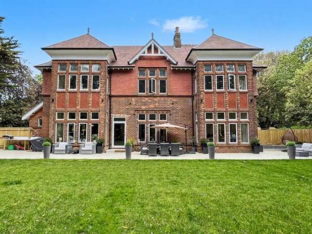 9 Bedroom Detached House