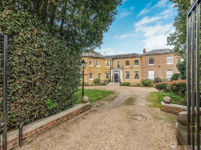 9 bedroom detached house to rent