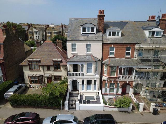 9 bedroom end of terrace house for sale