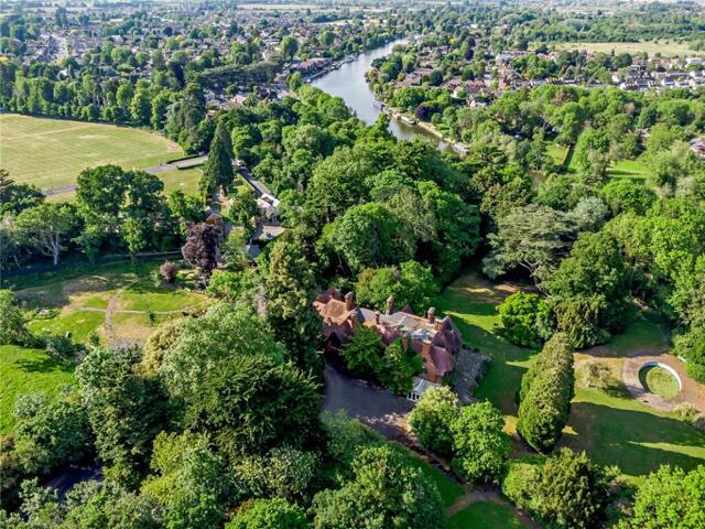 9 Bedroom House Surrey Windsor And Maidenhead 100366342