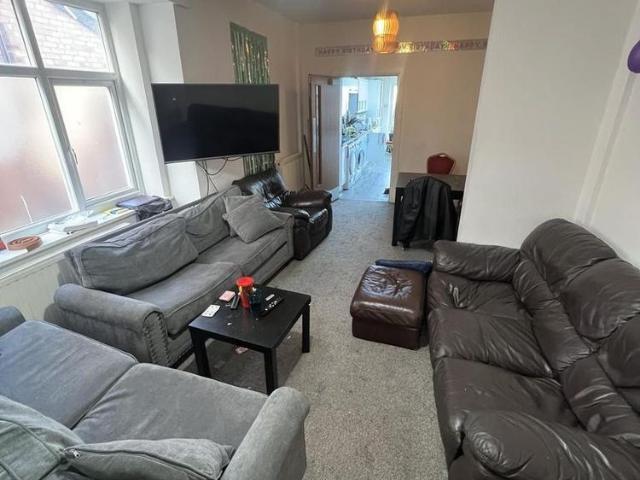 9 bedroom semi detached house to rent