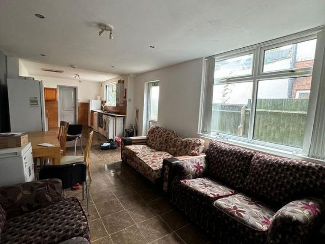 9 bedroom semi detached house to rent