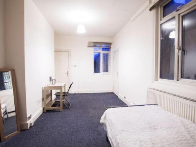 9 Bedroom Shared Living/roommate London London 90559661