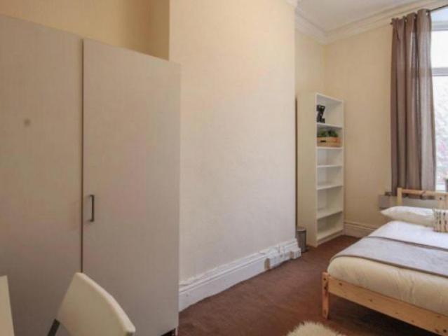 9 Bedroom Shared Living/roommate London London 90559667