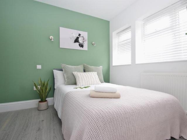 9 Bedroom Shared Living/roommate London London 90562458