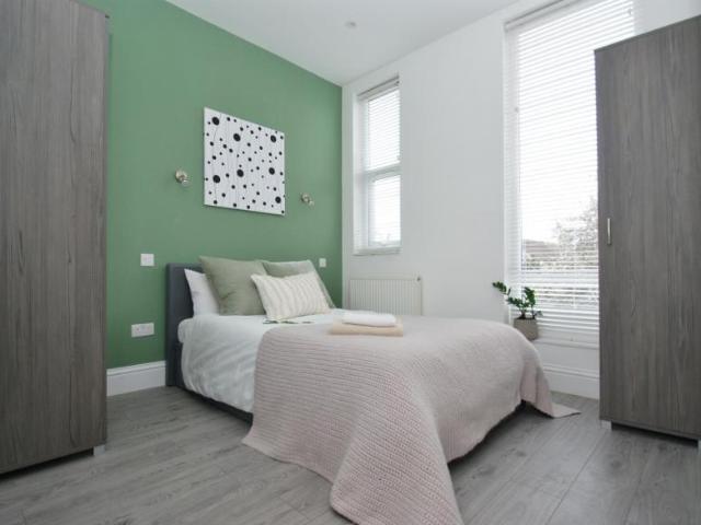 9 Bedroom Shared Living/roommate London London 90562491