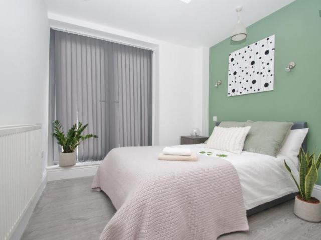 9 Bedroom Shared Living/roommate London London 90562493