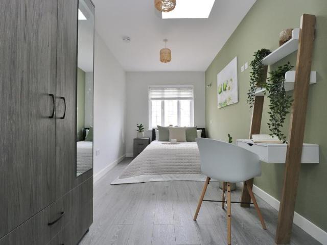 9 Bedroom Shared Living/roommate London London 90562542
