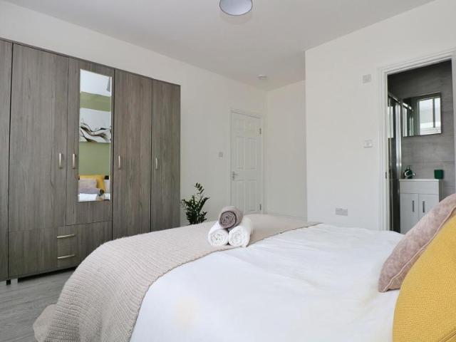 9 Bedroom Shared Living/roommate London London 90562549