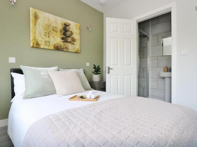9 Bedroom Shared Living/roommate London London 90562568