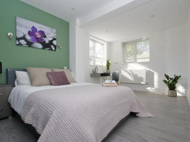 9 Bedroom Shared Living/roommate London London 90562634