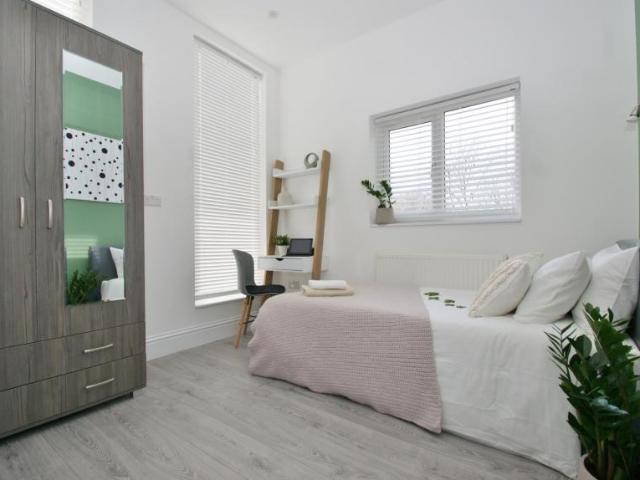 9 Bedroom Shared Living/roommate London London 90562223