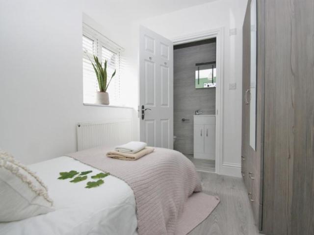9 Bedroom Shared Living/roommate London London 90562268
