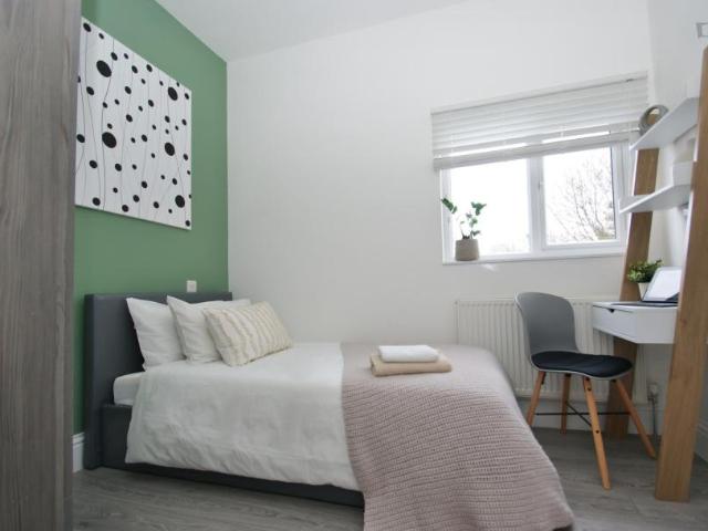 9 Bedroom Shared Living/roommate London London 90562320