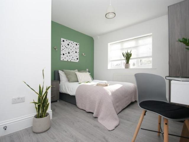 9 Bedroom Shared Living/roommate London London 90562361