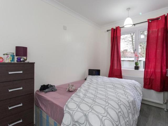 9 Bedroom Shared Living/roommate London London 90562384
