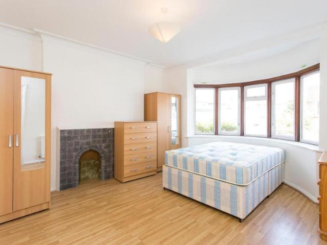9 Bedroom Shared Living/roommate London London 90563325