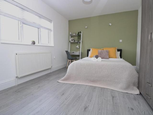 9 Bedroom Shared Living/roommate London London 90563342