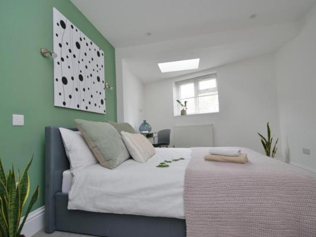 9 Bedroom Shared Living/roommate London London 90563354