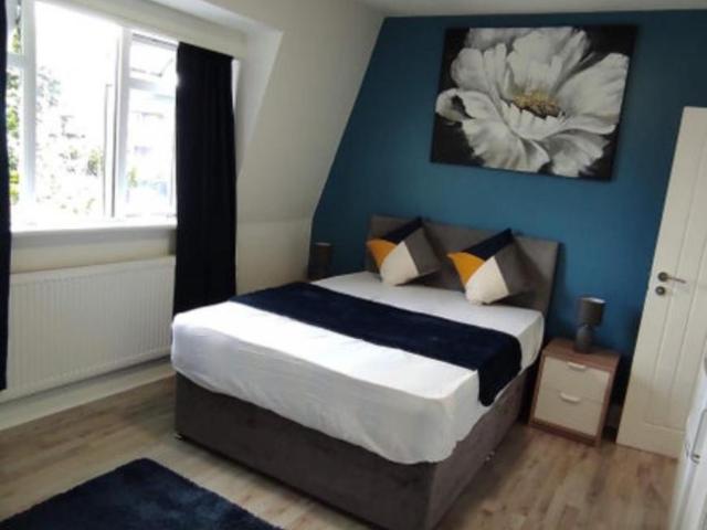 9 Bedroom Shared Living/roommate London London LS90560677