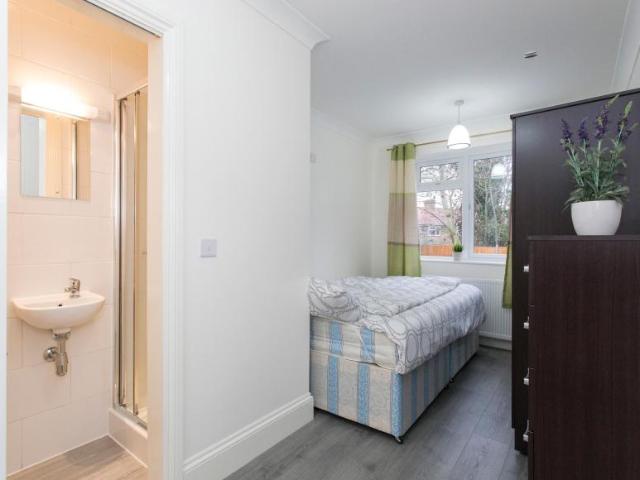 9 Bedroom Shared Living/roommate London London LS90562365