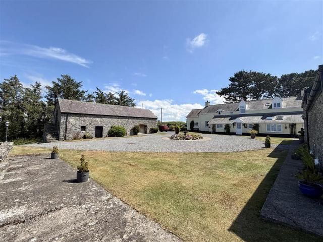 9 bedroom property with land for sale