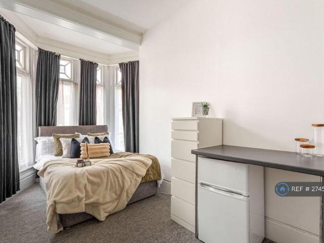 1 bedroom in a house share to rent