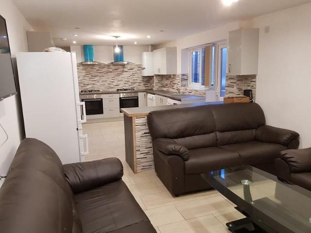 9 bedroom terraced house to rent