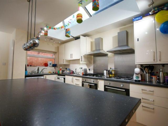 9 bedroom terraced house to rent