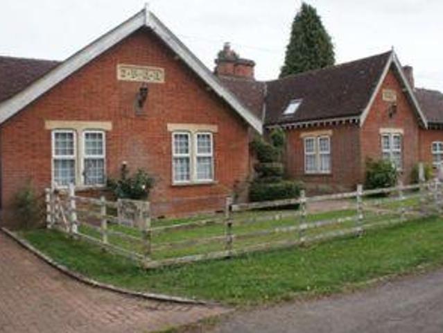 9 Bedrooms Chalet for sale in High Ridge & Annexe, Wood End Road, Cranfield, Bedfordshire MK43