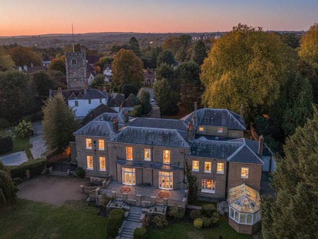 9 Bedrooms House detached for Rent in Hadley Green Road | Foxtons