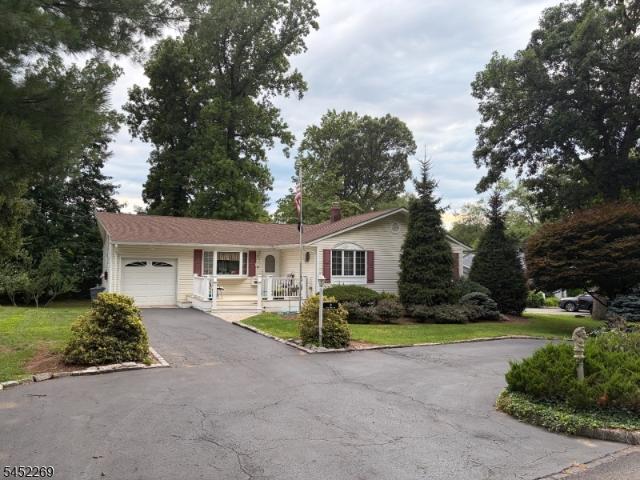 9 Belaire Dr