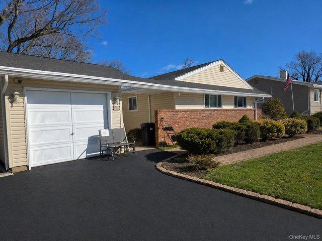 9 Bowman Ln, Kings Park, NY 11754