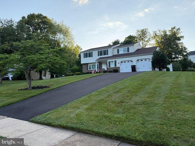 9 Brookdale Dr, Doylestown, PA 18901