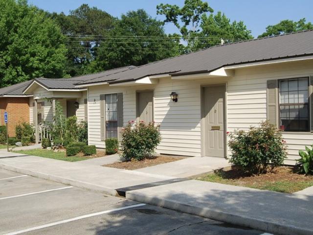 9 Camellia Drive, 2 beds, 1 full bath