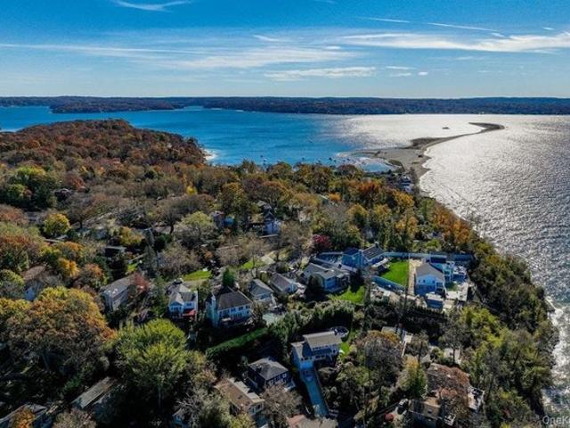 9 Carlisle Dr, Northport, NY 11768