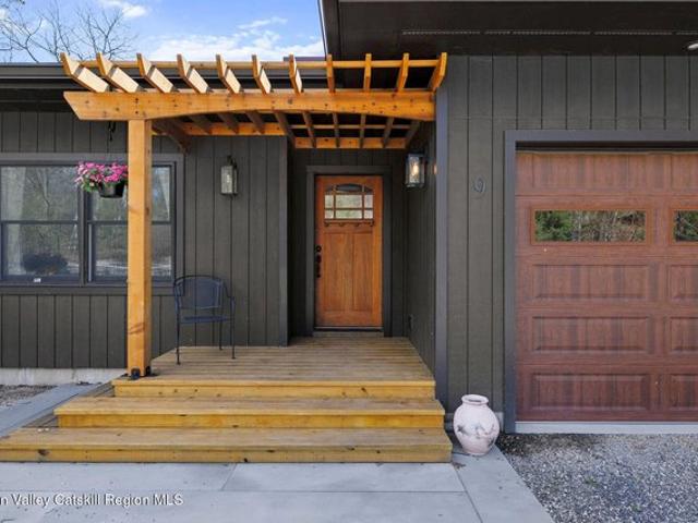 9 Chesters Pl, Woodstock, NY 12498