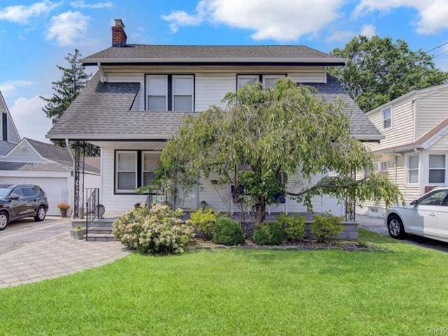9 Christabel St, Lynbrook, NY 11563