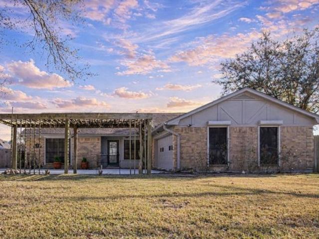 9 Colony Sq, Angleton, TX 77515