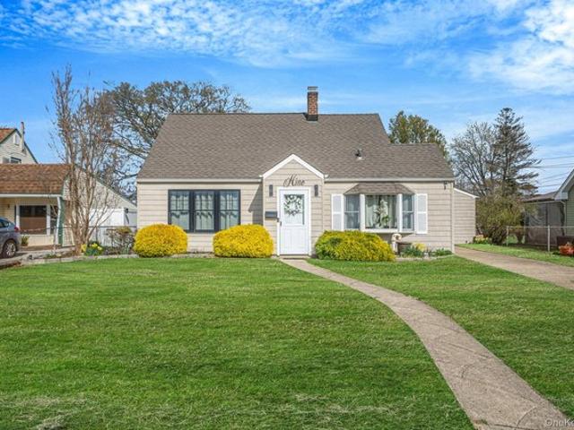9 Copper Ln, Levittown, NY 11756