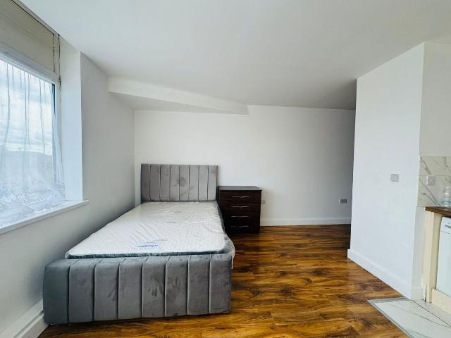9 Cranbrook Road, Ilford IG1, Studio to rent, £1,250 pcm | PrimeLocation