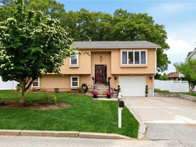 9 Daisy Ct, Cranston, RI 02920