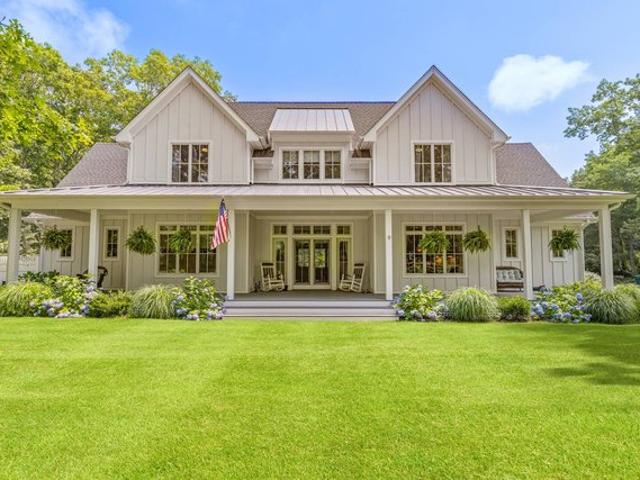 9 Deerland Dr, East Quogue, NY 11942