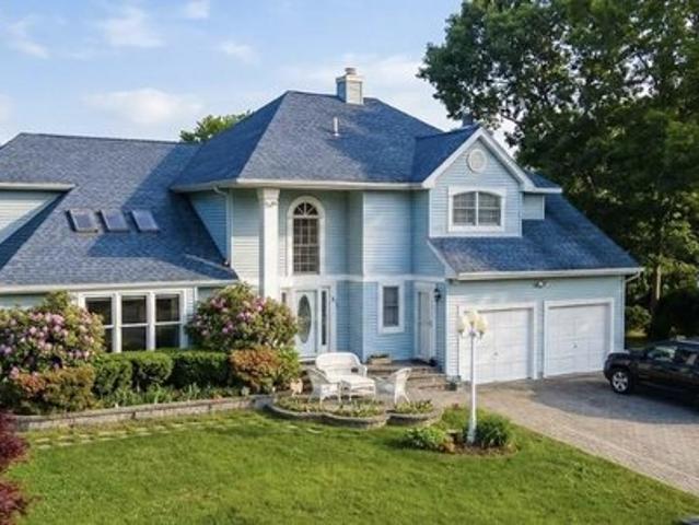9 Dexter St, Selden, NY 11784