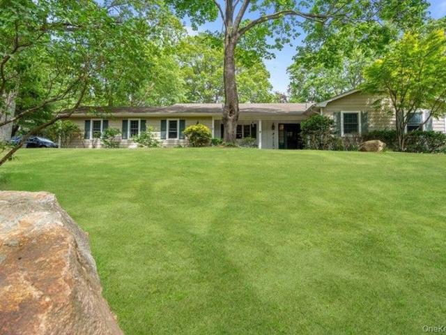 9 Dillmont Dr, Smithtown, NY 11787