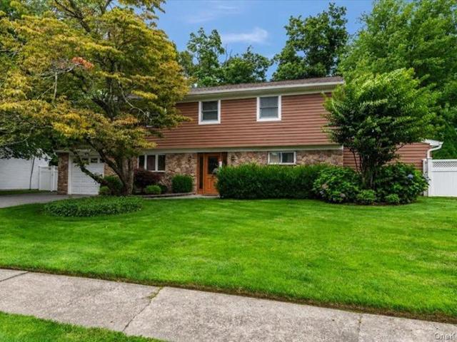9 Donald Dr, Plainview, NY 11804