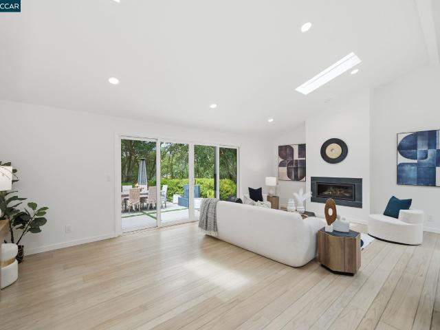 9 Easton Ct