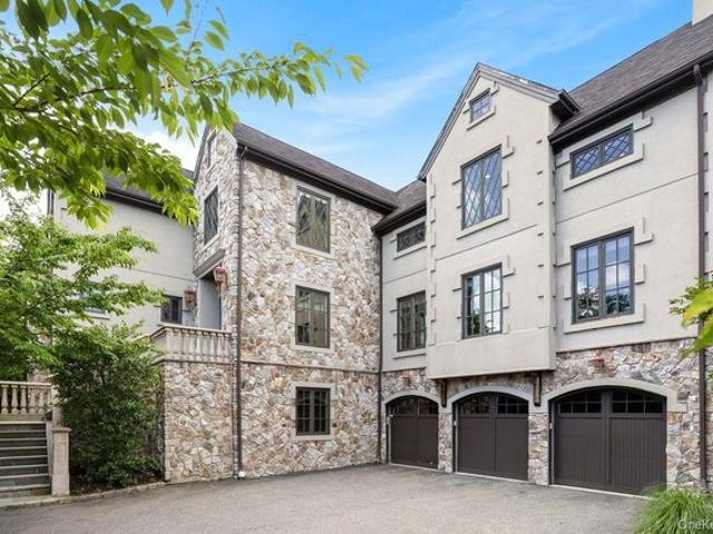 9 Earle Dr, Muttontown, NY 11791